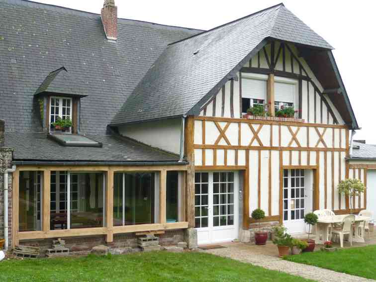 Colombage devant une baie vitrée - Obac